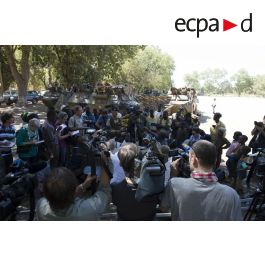 ImagesDéfense - Le lieutenant-colonel Frédéric Edel répond aux ...