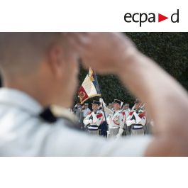 ImagesDéfense - Présentation du drapeau du 2e régiment étranger de ...