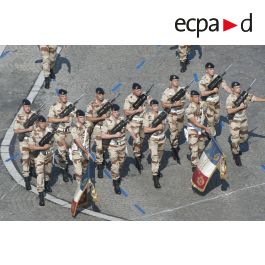 ImagesDéfense - Défilé des étendards du 1er et du 21e régiments d ...