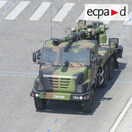 ImagesDéfense - Défilé d'un camion équipé d'un système d'artillerie ...