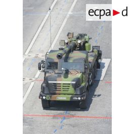 ImagesDéfense - Défilé d'un camion équipé d'un système d'artillerie ...
