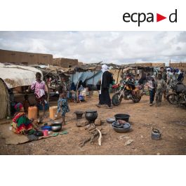 ImagesDéfense - Des habitants tiennent leur boutique au jour de marché ...