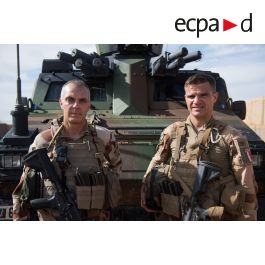 ImagesDéfense - Portrait du colonel Nicolas James et du capitaine ...