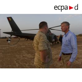 ImagesDéfense - Le ministre de la Défense belge Pieter De Crem discute ...