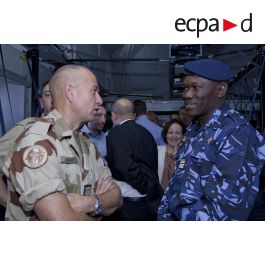 ImagesDéfense - Le colonel Bruno Heluin discute avec le colonel-major ...
