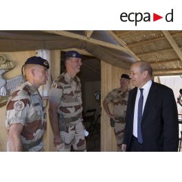 ImagesDéfense - Le ministre de la Défense Jean-Yves Le Drian échange ...