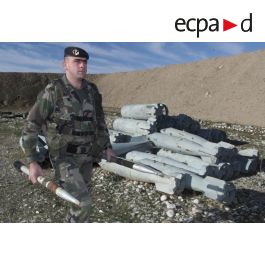 ImagesDéfense - Manutention de missiles et bombes soviétiques par un ...