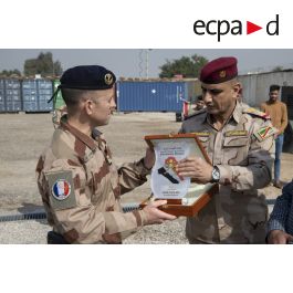 ImagesDéfense - Le colonel Stéphane Dupont reçoit un cadeau des mains d ...