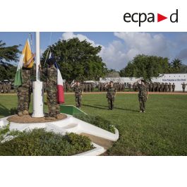 ImagesDéfense - Le général Hervé Bertrand salue le lever des couleurs ...