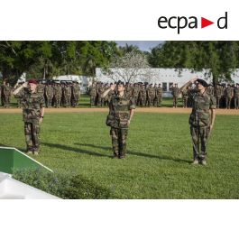 ImagesDéfense - Le général Hervé Bertrand salue le lever des couleurs ...