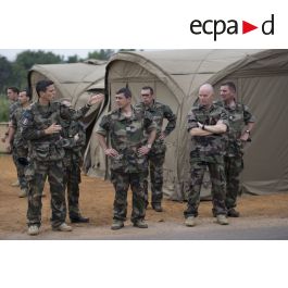 ImagesDéfense - Le général Hervé Bertrand discute avec un officier du ...