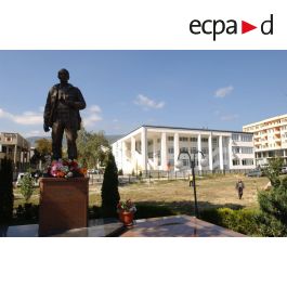 ImagesDéfense - Statue de Sali Çekaj (1956-1999), commandant de l'armée ...