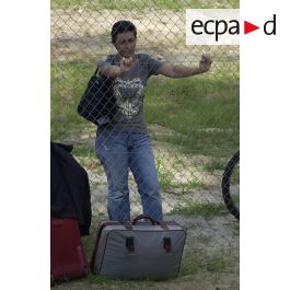 ImagesDéfense - Accueil des ressortissants évacués au camp du 43e BIMa ...