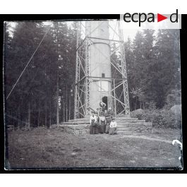 ImagesDéfense - [Un portrait de groupe devant la base d'un pylône].