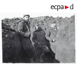 ImagesDéfense - [Deux sous-lieutenants et un capitaine dans une tranchée].