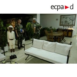 ImagesDéfense - Réception dans la villa du colonel, commandant le 43e ...