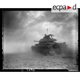 ImagesDéfense - Progression d'un char M24 Chaffee dans le désert de la ...