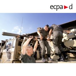 ImagesDéfense - Chargement d'un canon antiaérien de 20 mm Tarasque sur ...