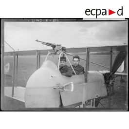 ImagesDéfense - Pilote sous-officier Jan et lieutenant observateur Luc ...