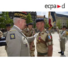 ImagesDéfense - Le général Bertrand Ract-Madoux décerne la médaille de ...