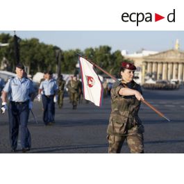 ImagesDéfense - Sur la place de la Concorde, le porte-fanion de la ...