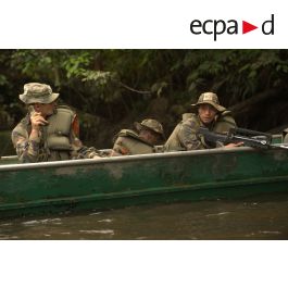 ImagesDéfense - Un stagiaire communique par radio à bord d'une pirogue ...