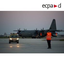 ImagesDéfense - Un avion-cargo Hercules C-130J est guidé à son ...