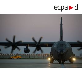 ImagesDéfense - Parquage d'un avion-cargo Hercules C-130J sur la piste ...
