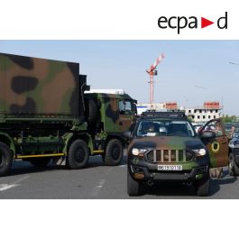 ImagesDéfense - Unvéhicule ACMAT VT4 se tient prêt à escorter un camion PPLOG depuis l'aéroport ...