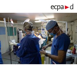 ImagesDéfense - Un infirmier anesthésiste aide le chirurgien du Rôle 2 ...