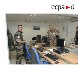ImagesDéfense - Briefing au JOC (joint operations center ou centre d ...