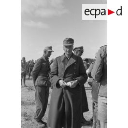 ImagesDéfense - Le général Ludwig Crüwell, derrière lui à gauche Eduard ...