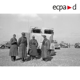 ImagesDéfense - Un groupe d'officiers du DAK à l'issue d'une réunion d ...