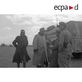 ImagesDéfense - Des officiers de la 15.Panzer-Division se retrouvent ...