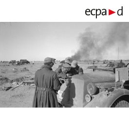 ImagesDéfense - A l'appui du capot d'une Horch immatriculée WH 693 151 ...