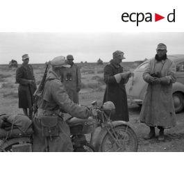 ImagesDéfense - Entourés d'officiers, le capitaine Walter Fromm ...