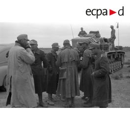 ImagesDéfense - Entourés d'officiers, le capitaine Walter Fromm ...