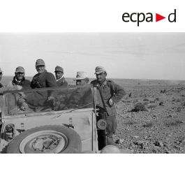 ImagesDéfense - Entourés d'officiers, le capitaine Walter Fromm ...