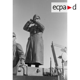 ImagesDéfense - A bord de sa voiture de commandement Kfz.21 ...