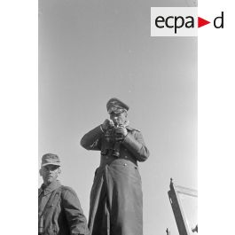 ImagesDéfense - A bord de sa voiture de commandement Kfz.21 ...