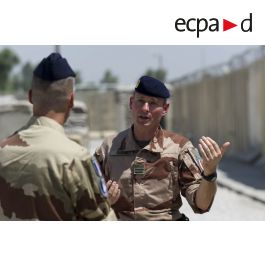 ImagesDéfense - Le lieutenant-colonel Gaspar s'entretient avec le ...