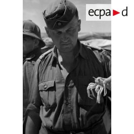 ImagesDéfense - Un capitaine (Hauptmann) tient un crabe dans sa main.
