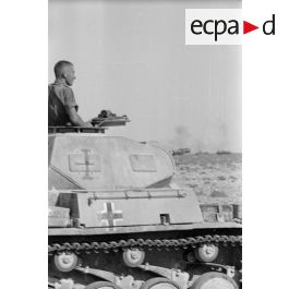 ImagesDéfense - Le chef de char d'un Pz-II Ausf-B ou C observe à la ...
