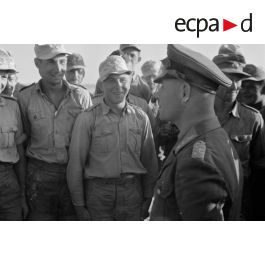 ImagesDéfense - Le général Erwin Rommel échange avec les soldats et se ...