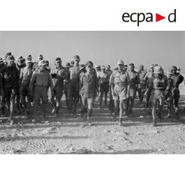 ImagesDéfense - Le général Erwin Rommel échange avec les soldats et se ...