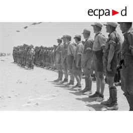 ImagesDéfense - Les hommes au Schützen-Regiment 104, lors d'une inspection du général Erwin Rommel.