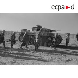 ImagesDéfense - Des soldats du Panzer-Pionier-Bataillon (Pz.Pion.Btl-33 ...