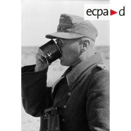 ImagesDéfense - Le colonel (Oberst) Cramer boit à un quart.