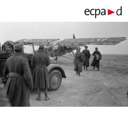 ImagesDéfense - Le général Erwin Rommel descend d'un avion de liaison ...