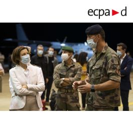 ImagesDéfense - La ministre des Armées Florence Parly discute avec le ...